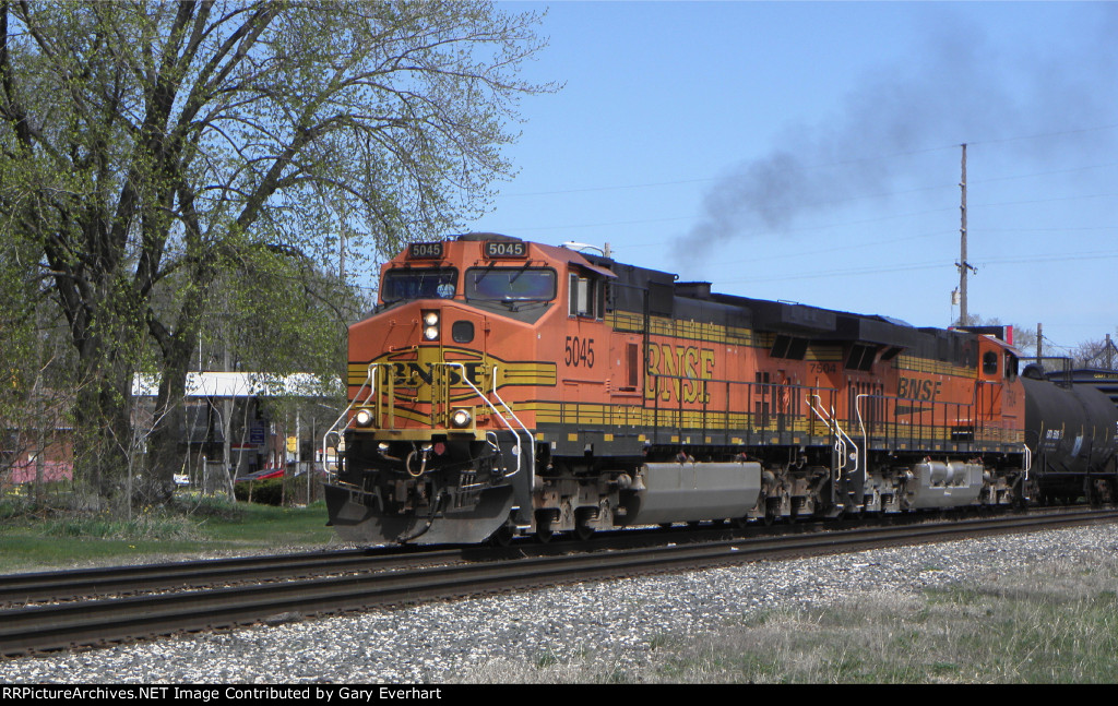 BNSF 5045 and BNSF 7504